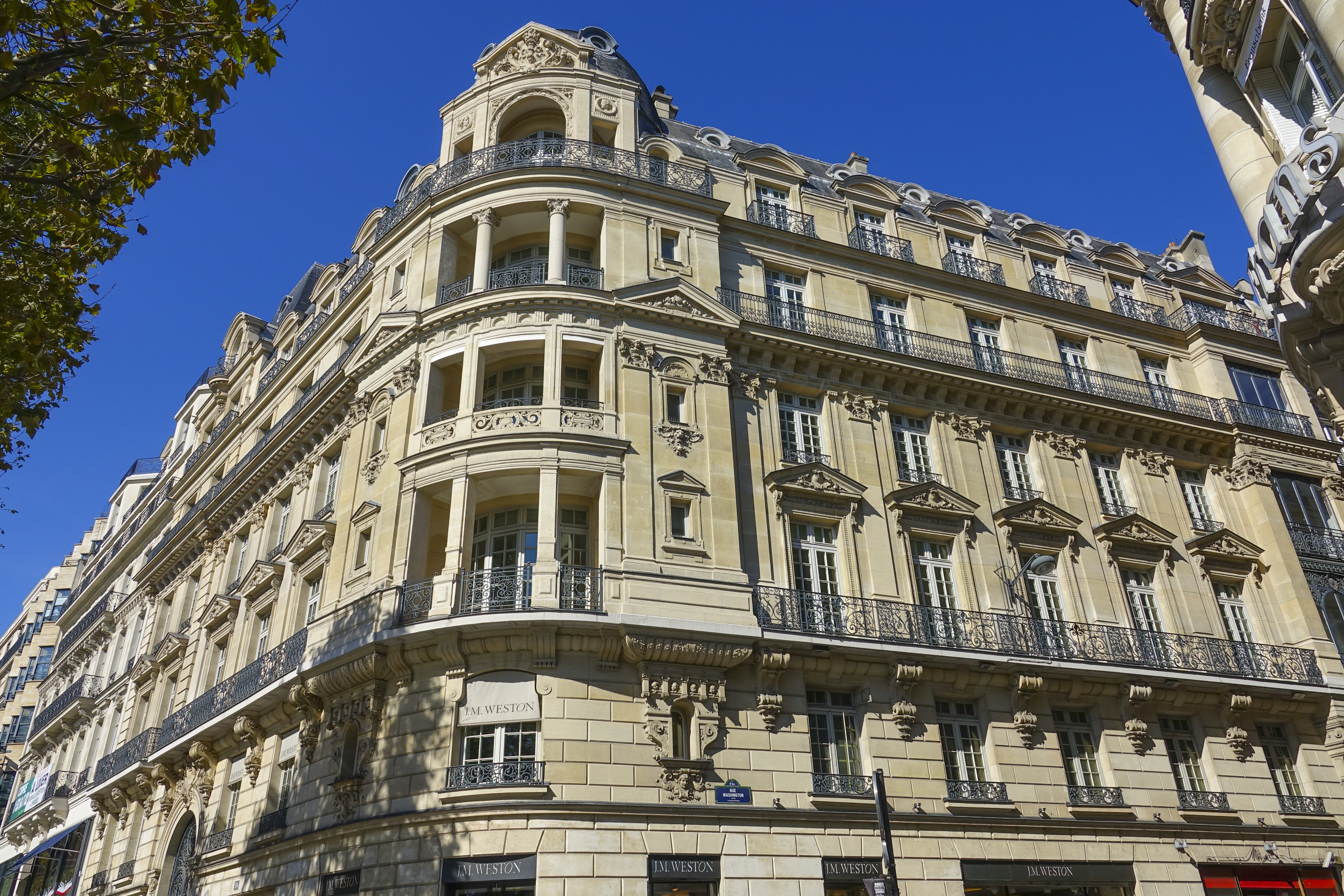 Beautiful mansions in the city of Paris